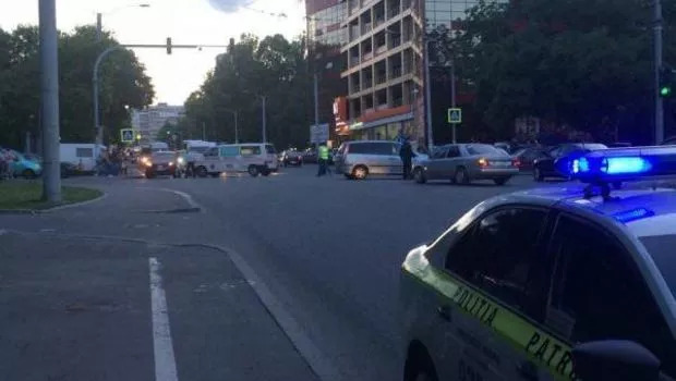 Accident în sectorul Ciocana! O mașină s-a tamponat cu o ambulanță - Liber TV