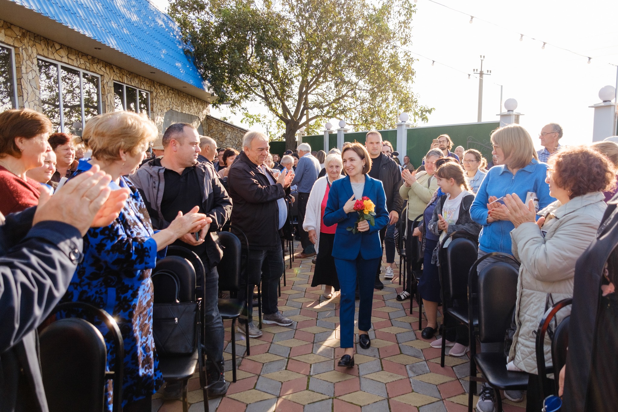 Maia Sandu a discutat cu medicii din orașul Criuleni, cu cetățeni din ...