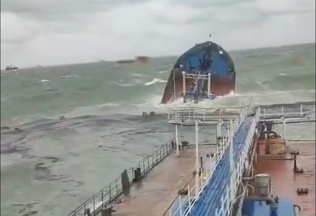 (VIDEO) Poluare masivă în Marea Neagră, după ce un petrolier rusesc s-a ...