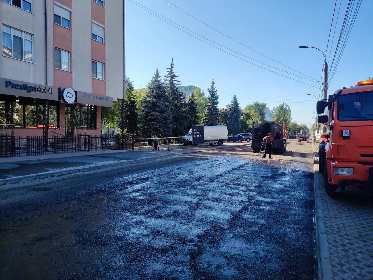 (FOTO) Lucrări ample pe strada Maria Drăgan: asfalt nou, trotuare și ...